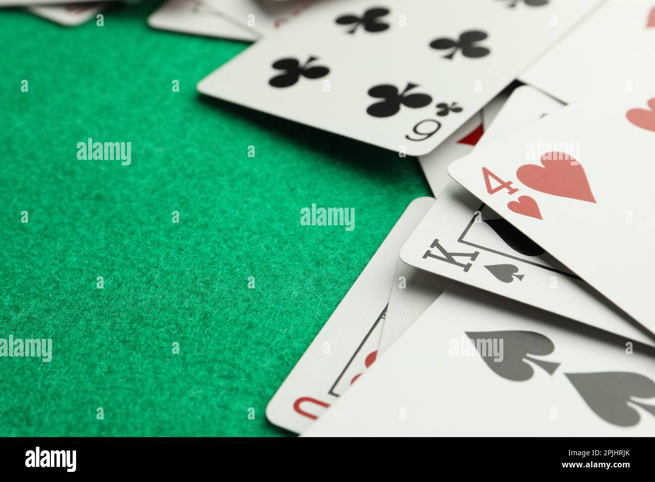 Scattered playing cards hi-res stock photography and images - Alamy
