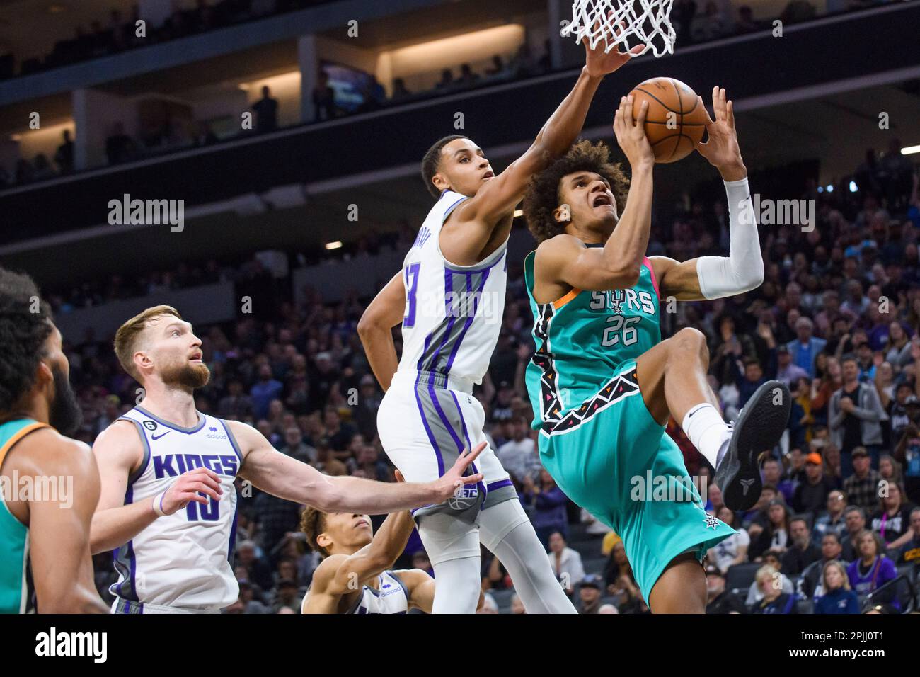 San Antonio Spurs forward Dominick Barlow (26) drives to the basket ...