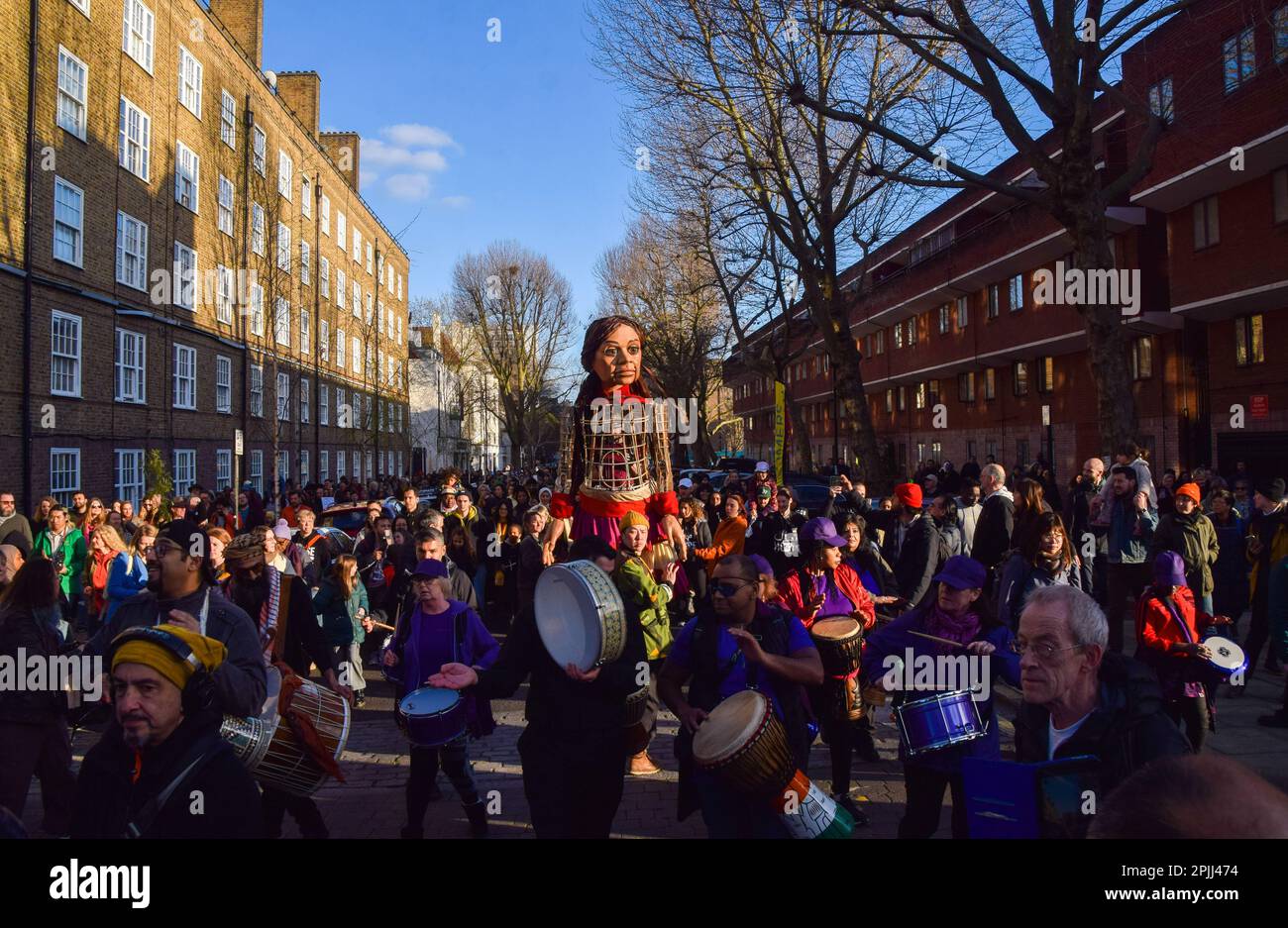 3 5 metre tall giant puppet hi-res stock photography and images - Alamy