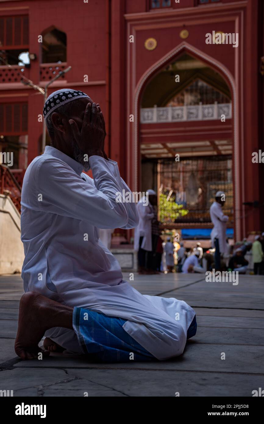 Kolkata, India. 02nd Apr, 2023. After Isha Prayer the night of Nakhuda ...