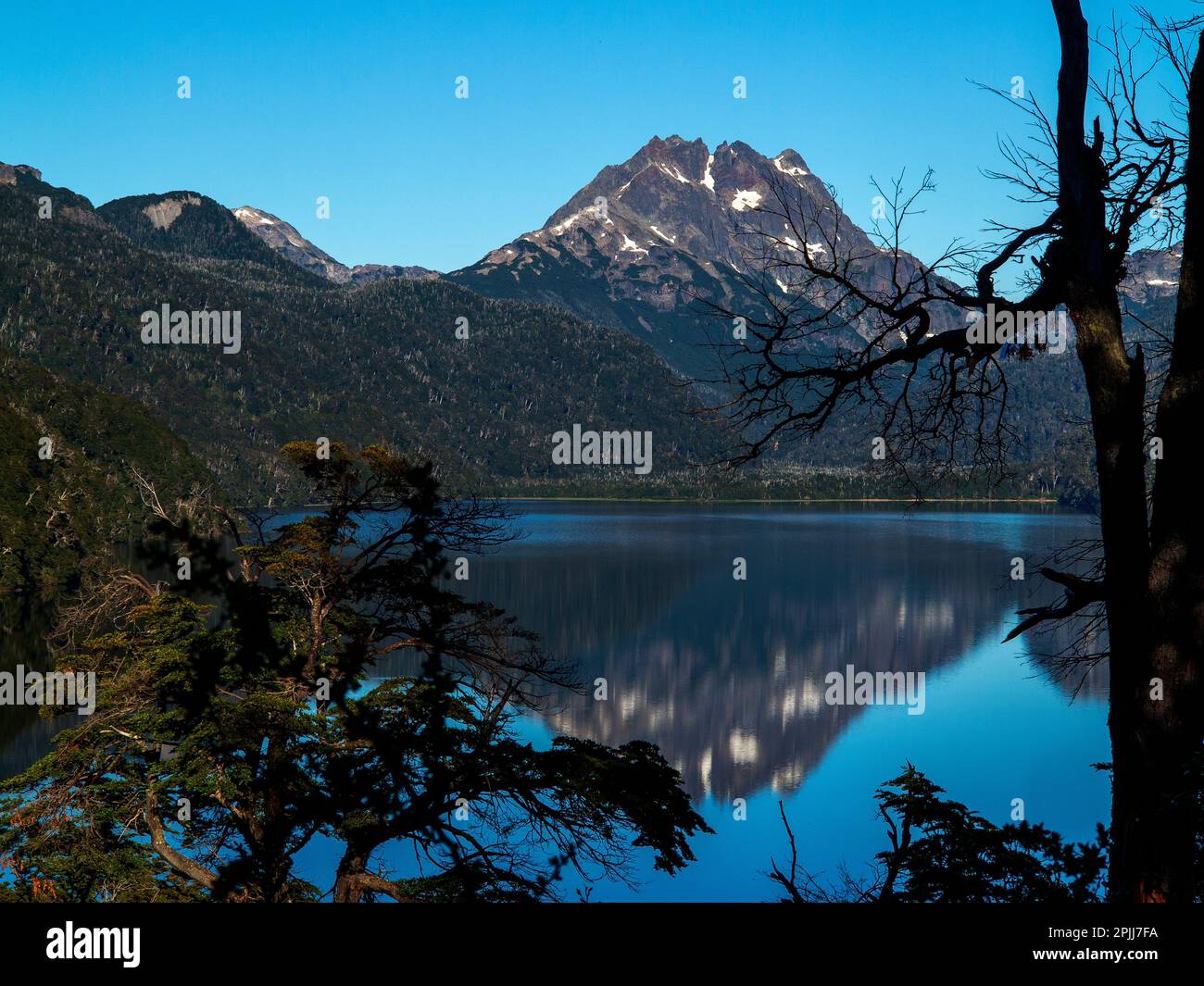 Snowy mountain reflecting on Lake Villarino, Seven Lakes Road, Ruta 40 ...