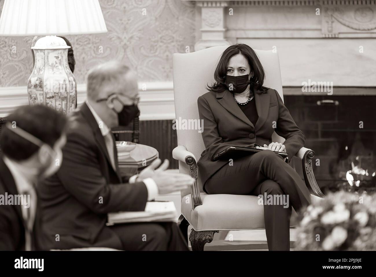 President daily briefing oval office hi-res stock photography and ...