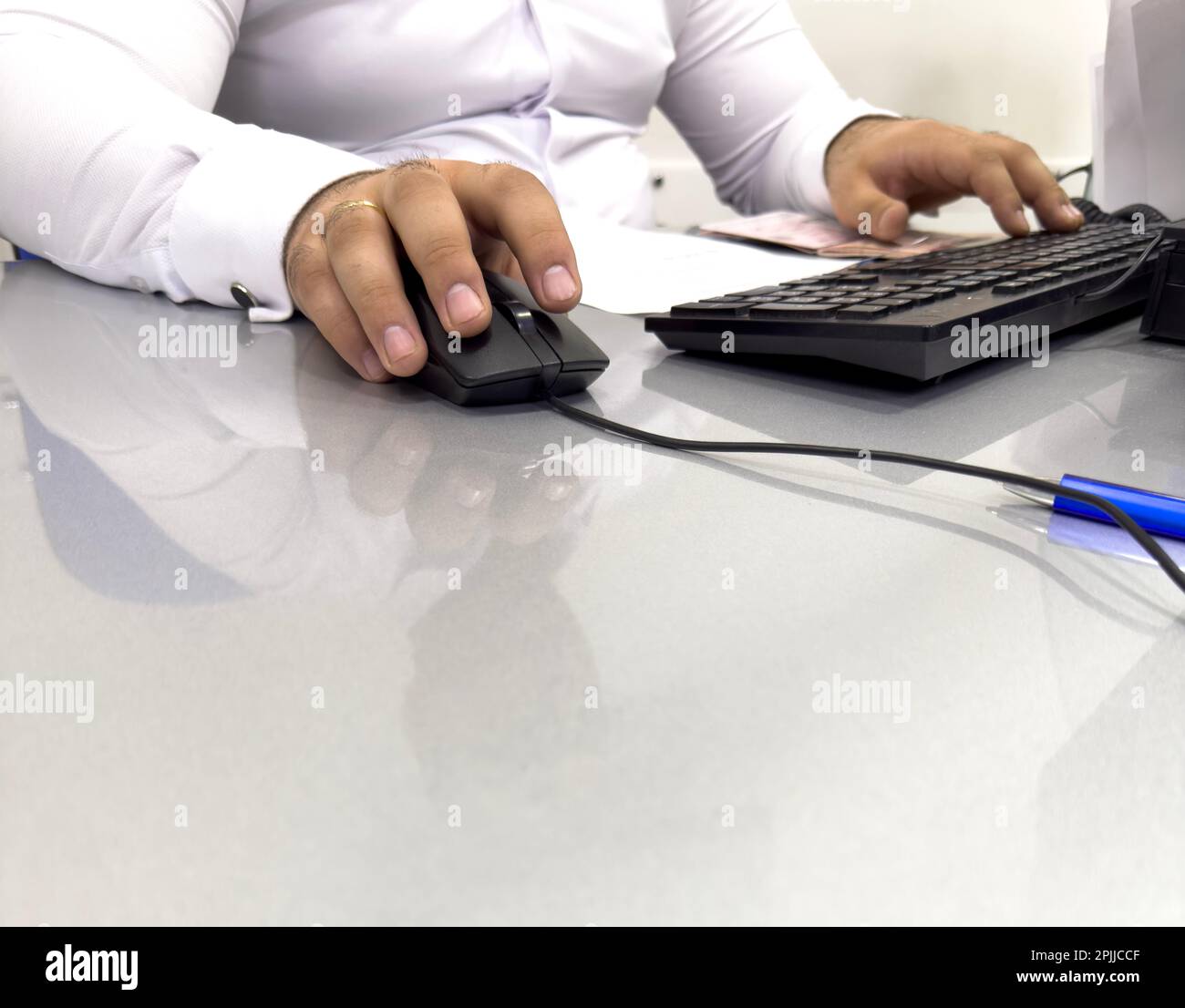 Holding computer mouse hi-res stock photography and images - Alamy