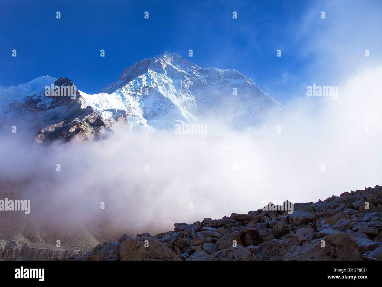 Mount Makalu with clouds, Nepal Himalayas mountains, Barun valley Stock ...