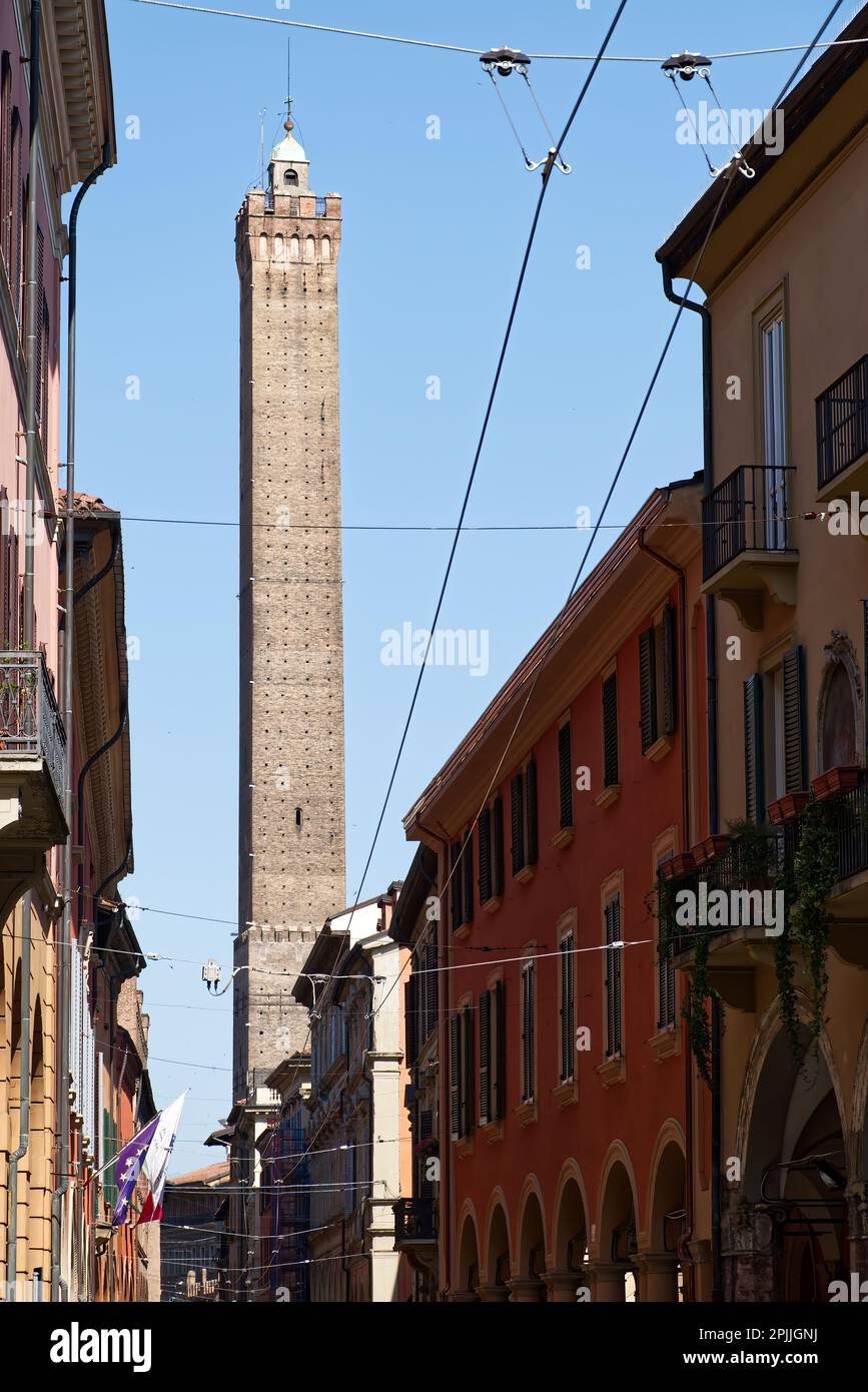 Famous Italian medieval tower of Asinelli. Torre degli Asinelli Stock ...