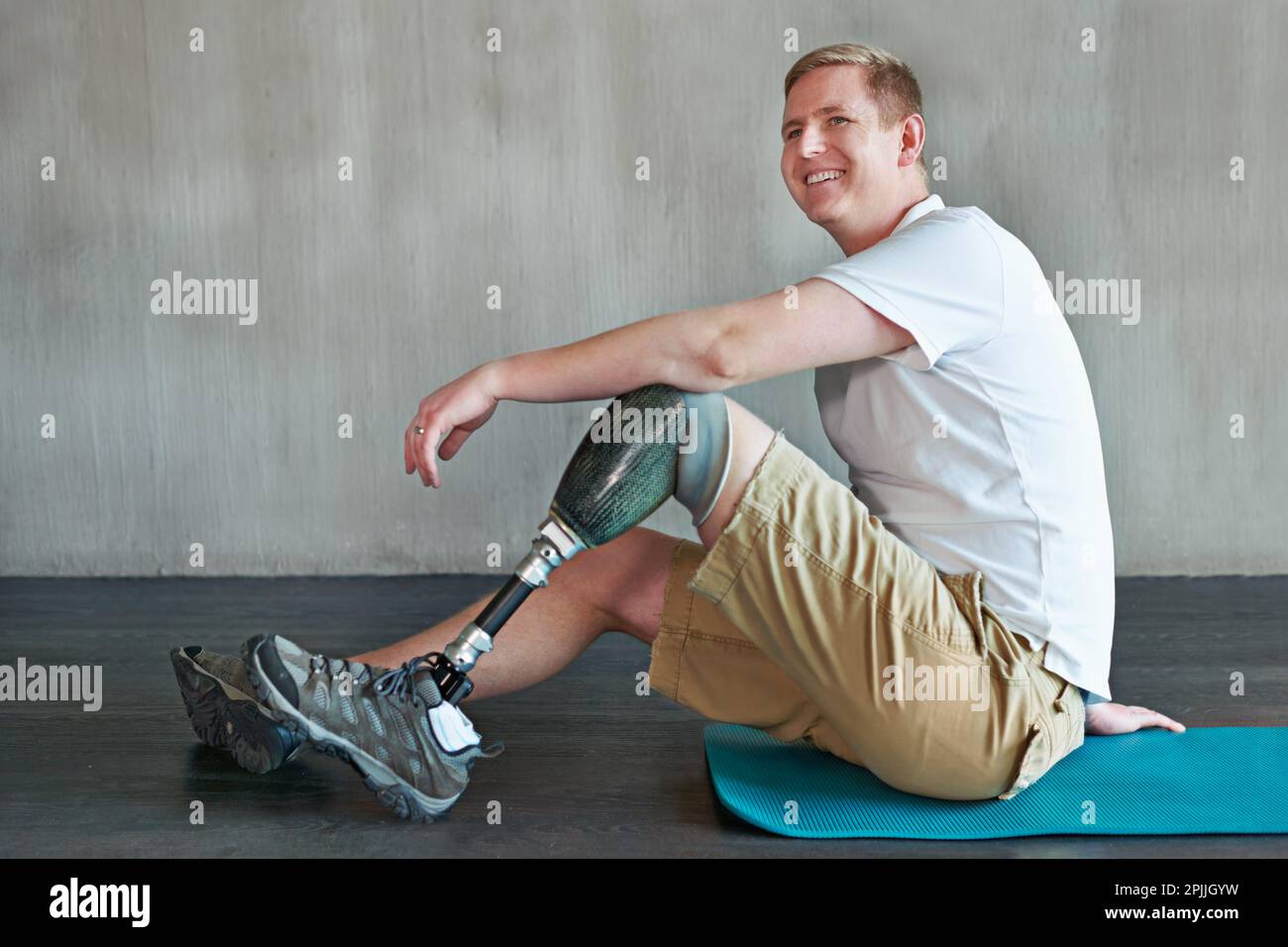 Hes unstoppable. a young amputee working out on a gym floor Stock Photo ...