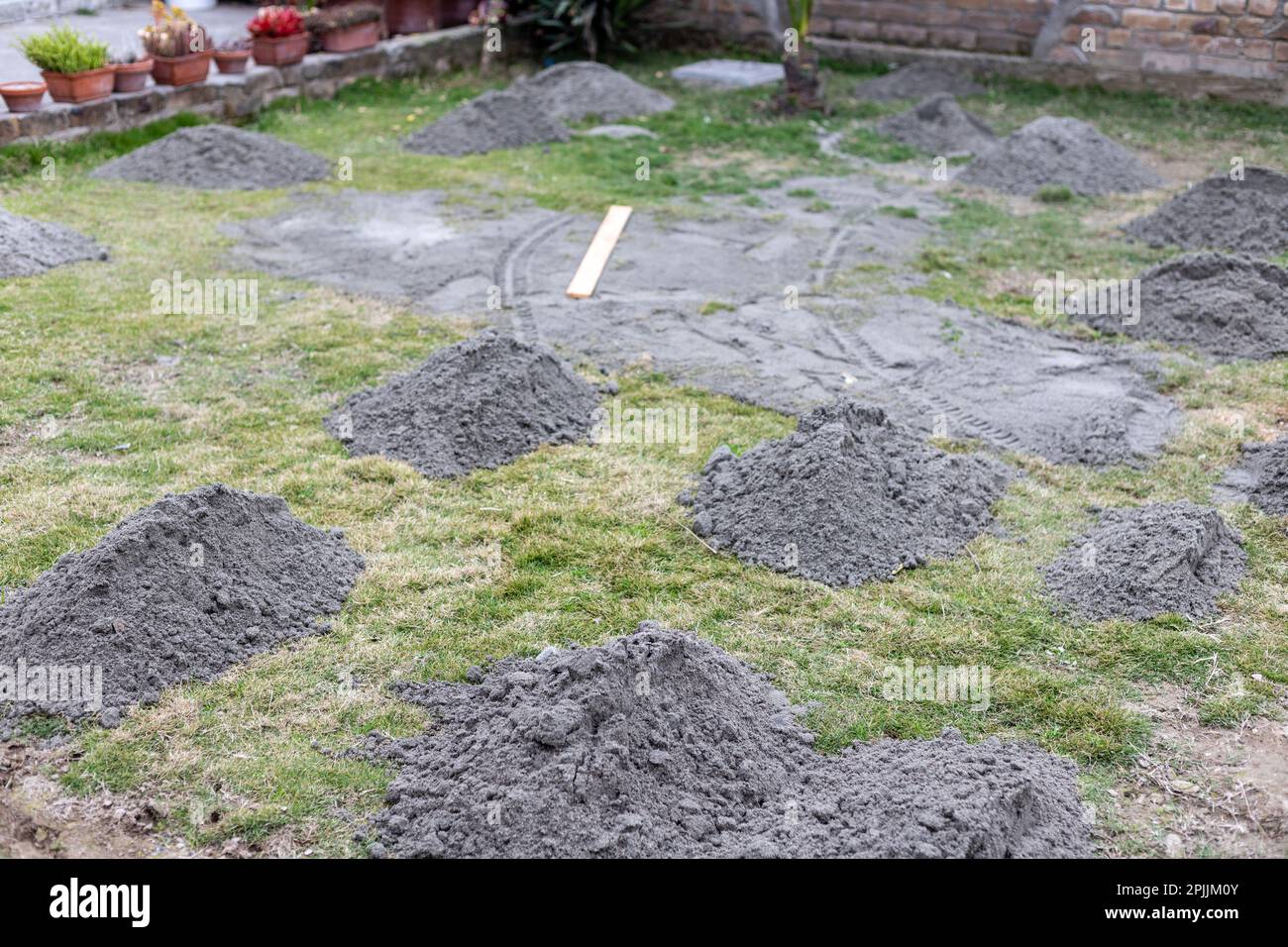 Laying sand and paving the lawn Stock Photo - Alamy Laying sand and paving the lawn Stock Photo - Alamy