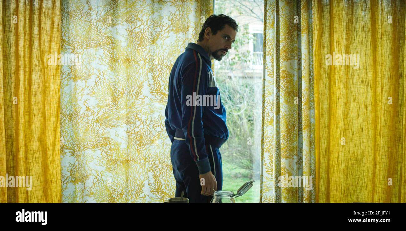 PACO LEON in STARING AT STRANGERS (2022) -Original title: NO MIRES A ...