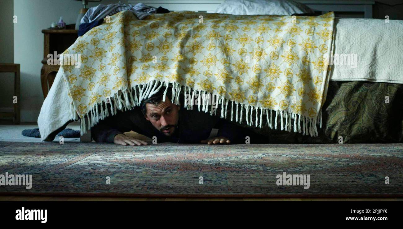 PACO LEON in STARING AT STRANGERS (2022) -Original title: NO MIRES A ...