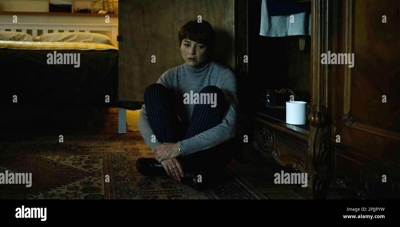 LEONOR WATLING in STARING AT STRANGERS (2022) -Original title: NO MIRES ...