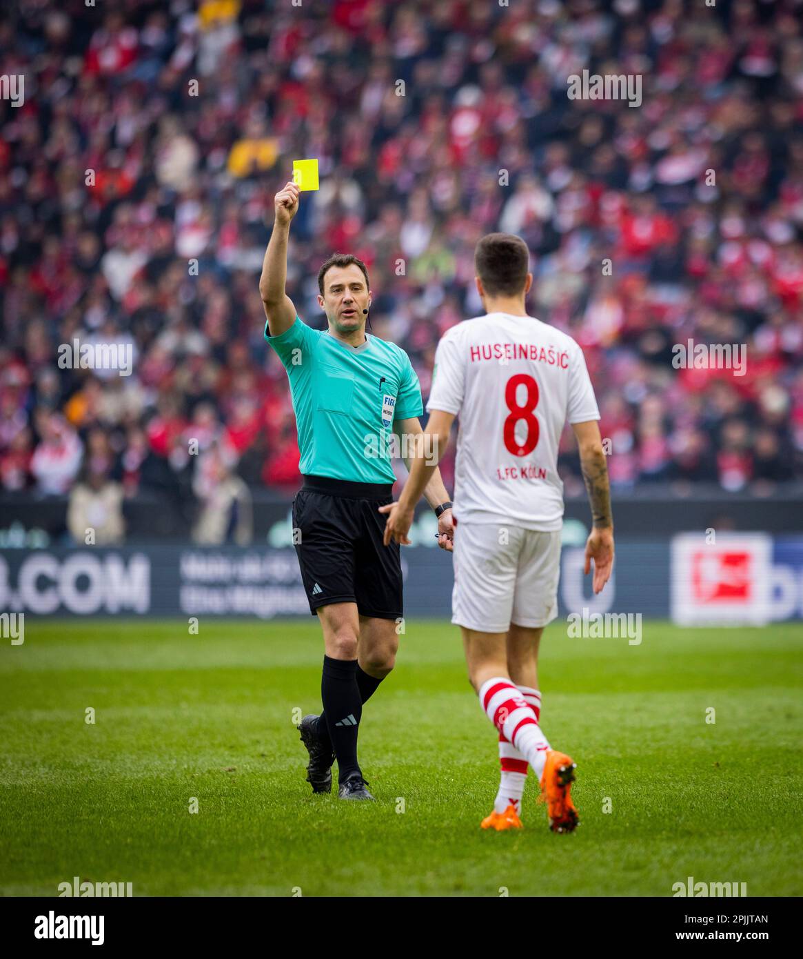 Cologne, Germany. 2nd April, 2023. Schiedsrichter Felix Zwayer zeigt ...