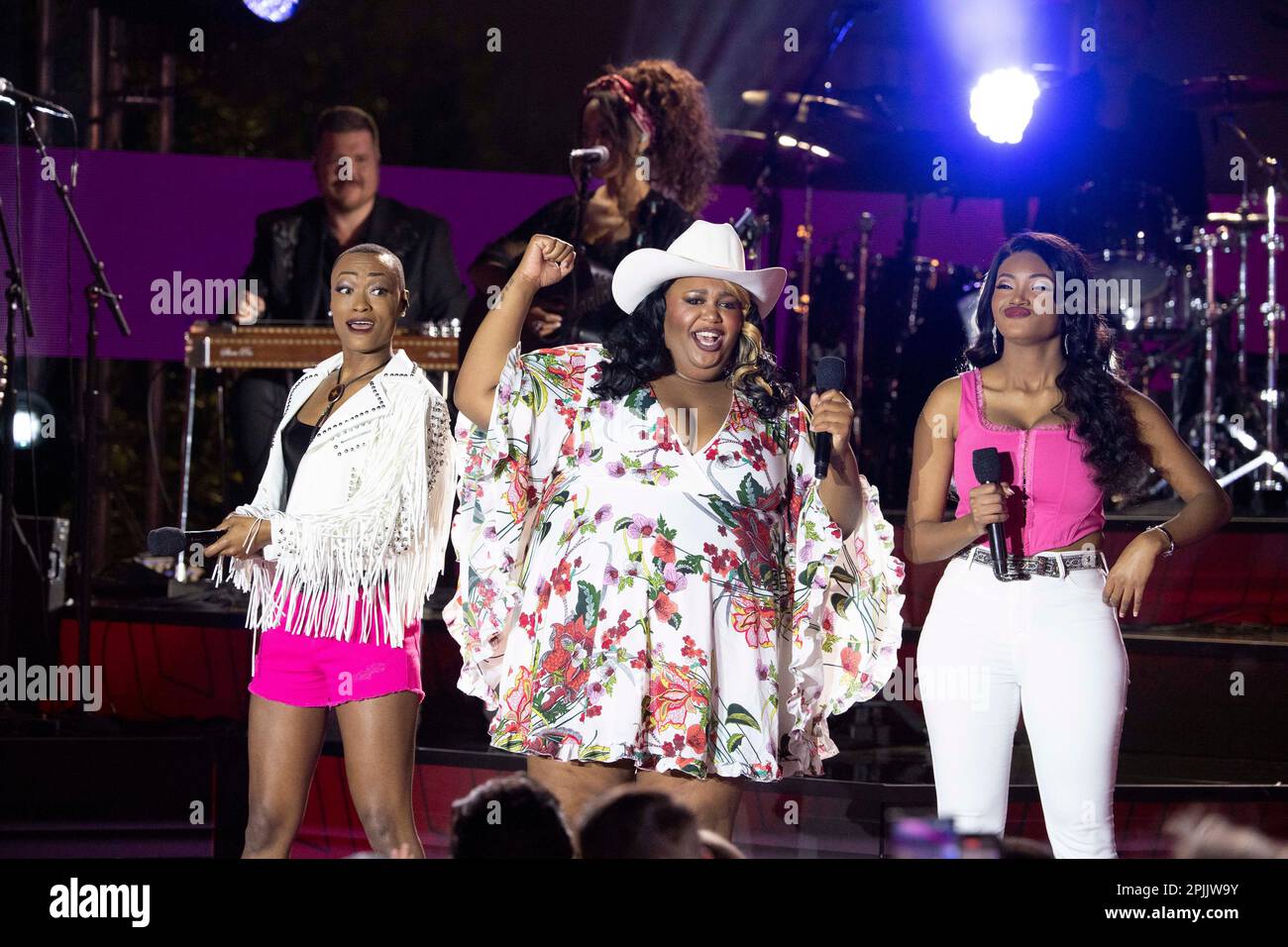 Singers using microphones hi-res stock photography and images - Alamy