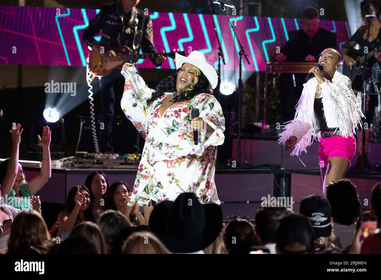 Singers using microphones hi-res stock photography and images - Alamy