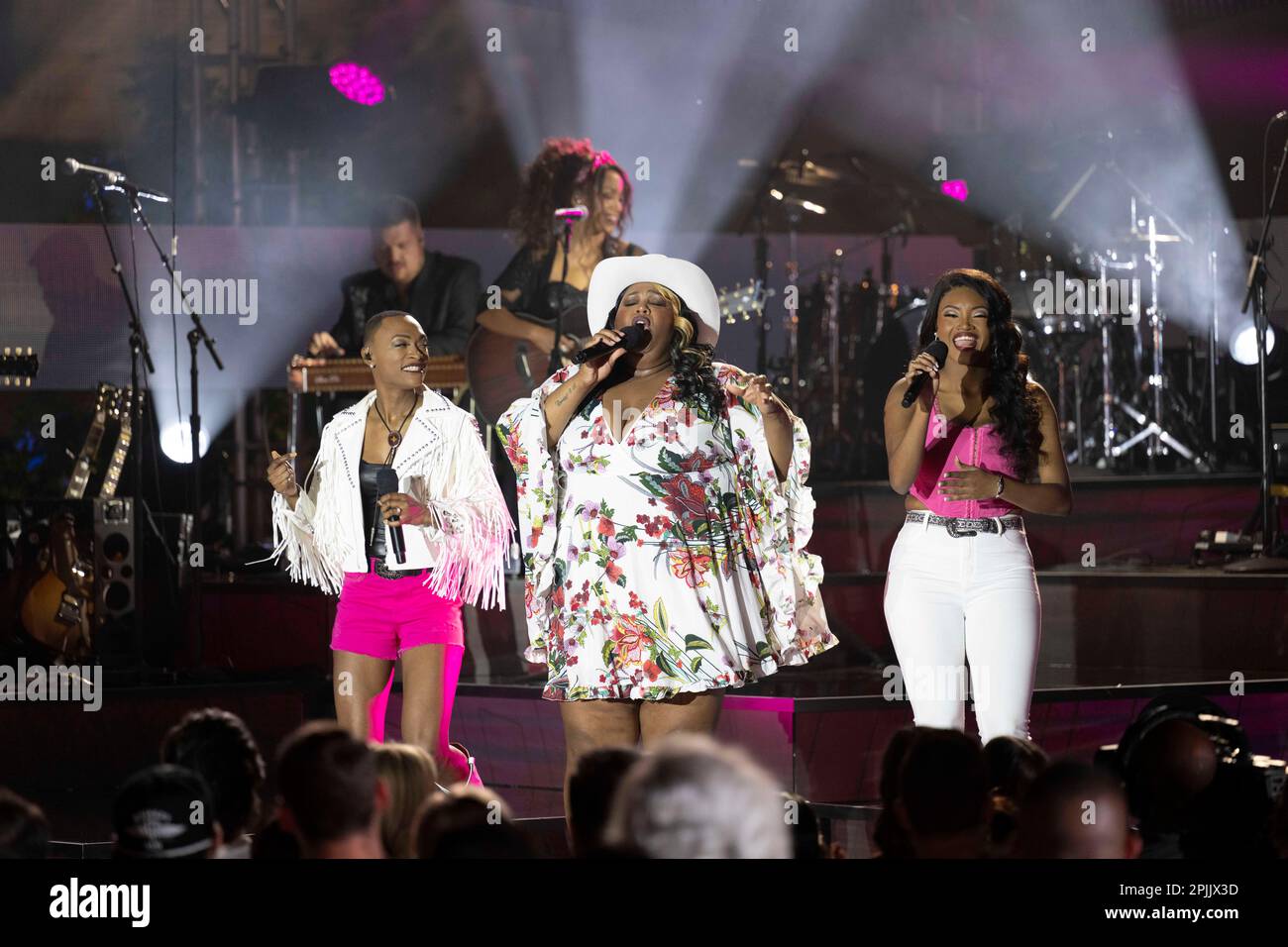 Singers using microphones hi-res stock photography and images - Alamy