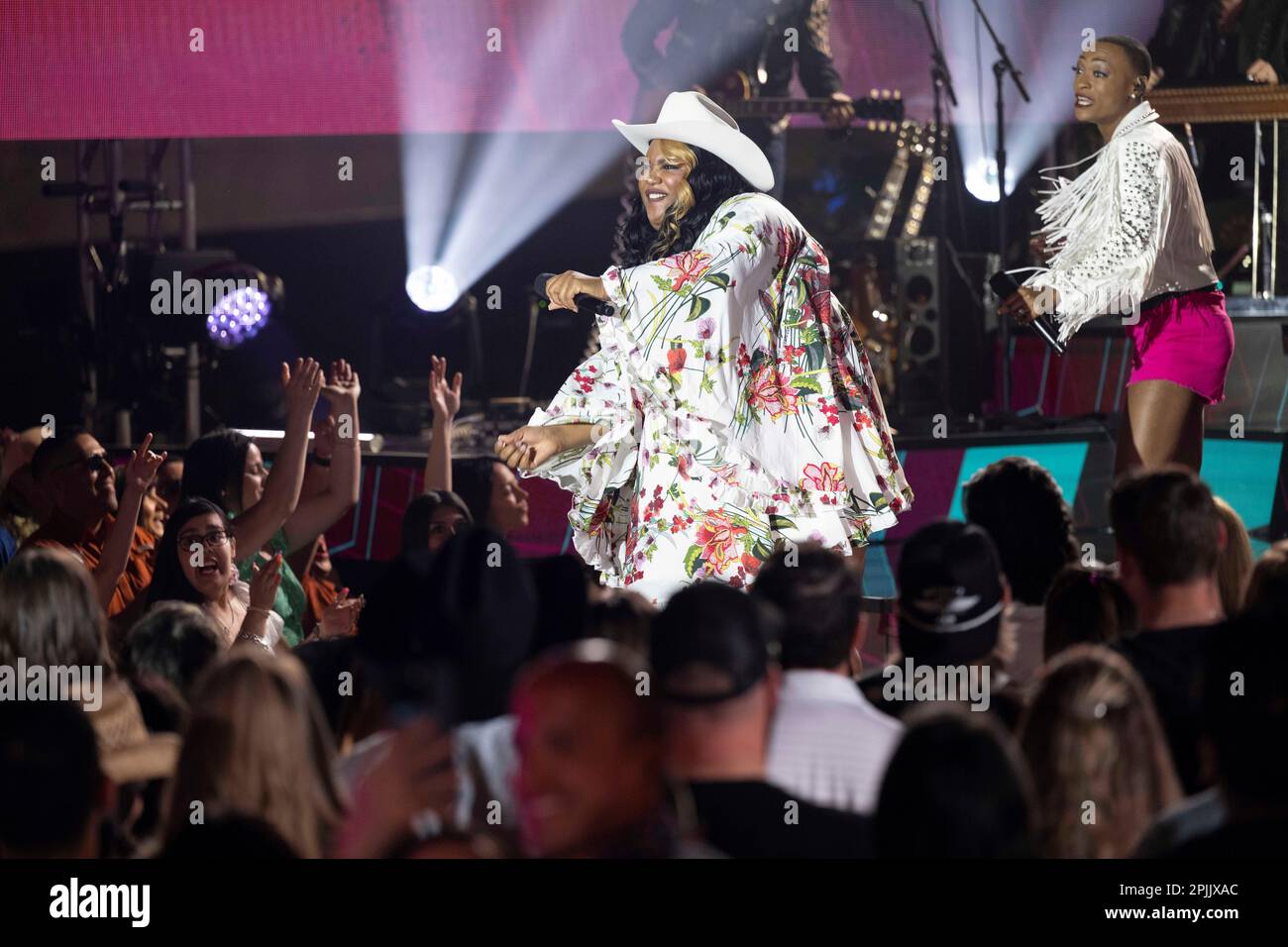 Singers using microphones hi-res stock photography and images - Alamy