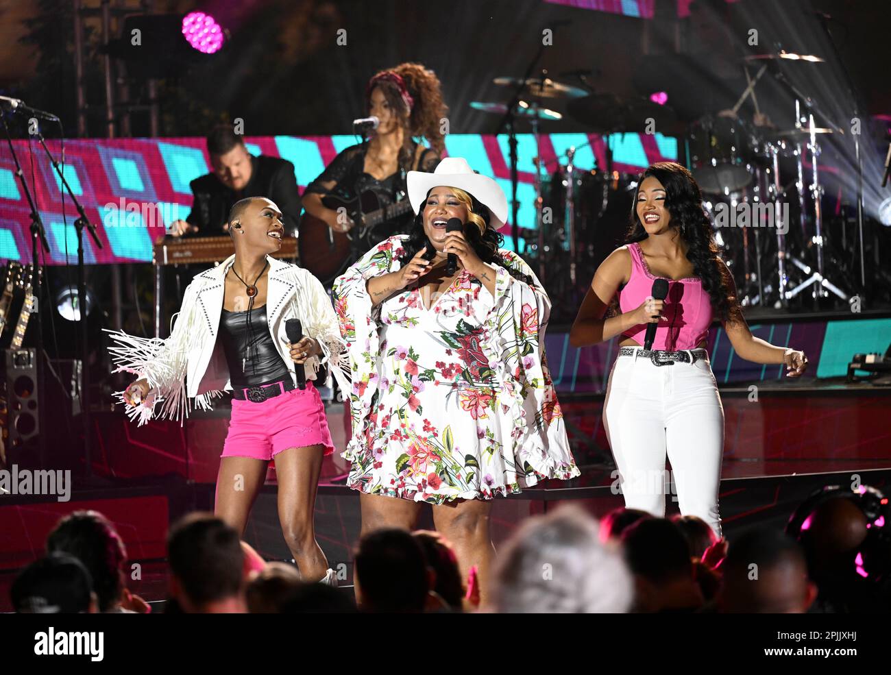 Singers using microphones hi-res stock photography and images - Alamy