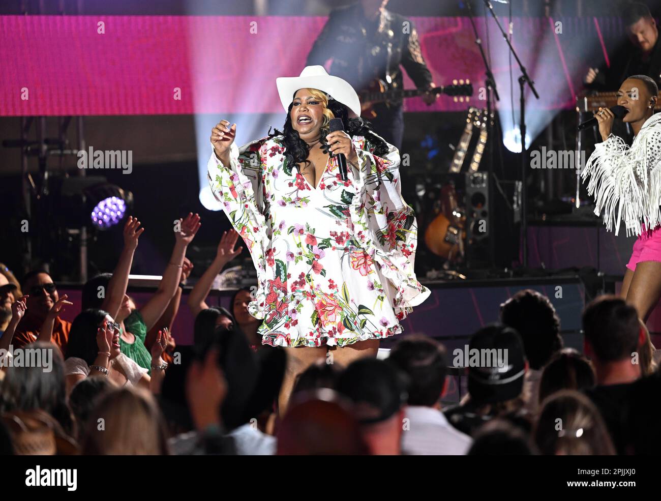 Singers using microphones hi-res stock photography and images - Alamy