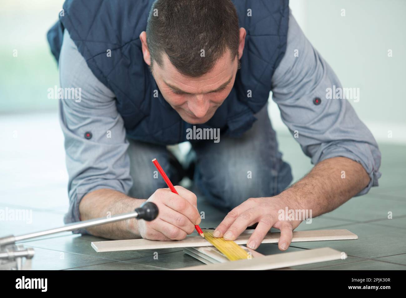 Man measuring marking cut hi-res stock photography and images - Alamy