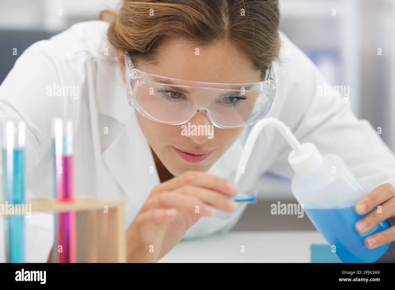 Microscope lens clean hi-res stock photography and images - Alamy