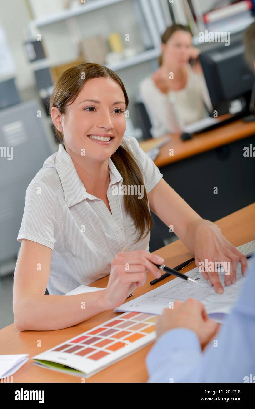 Designer helping customer choose colour Stock Photo - Alamy