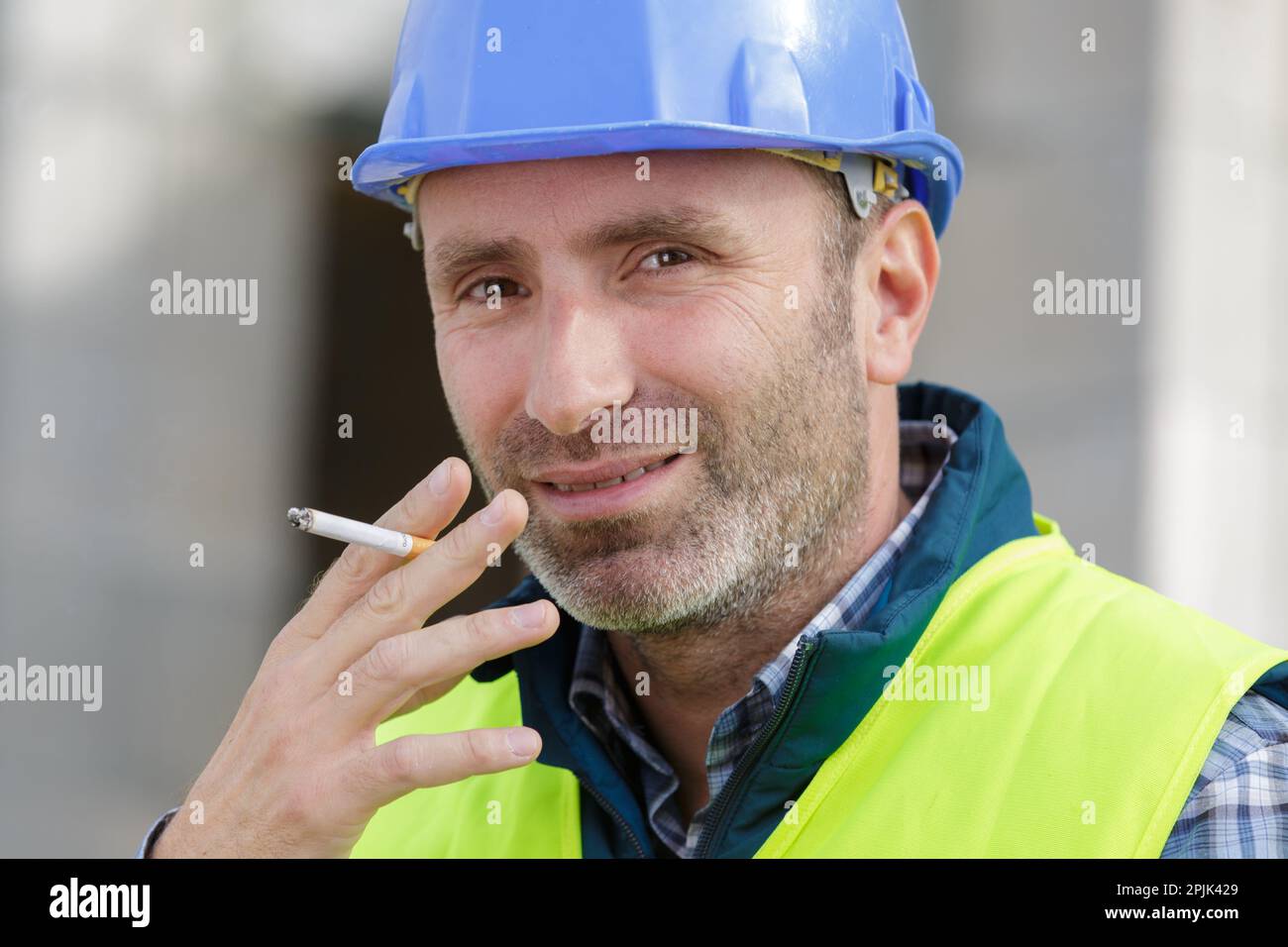 trades man smoking a cigarette Stock Photo - Alamy