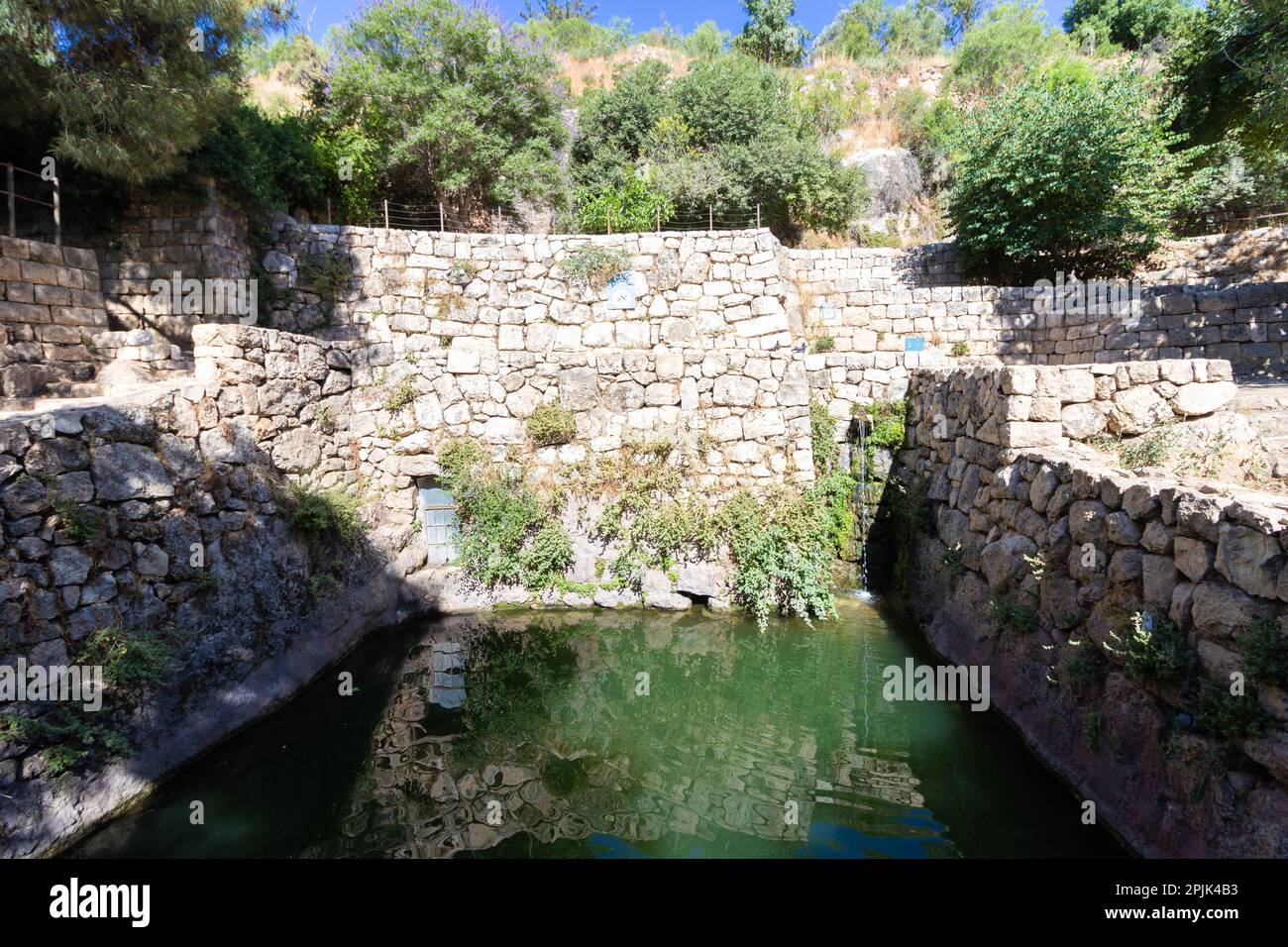 A spring of clear water and an ancient laundromat. In the sataf nature ...