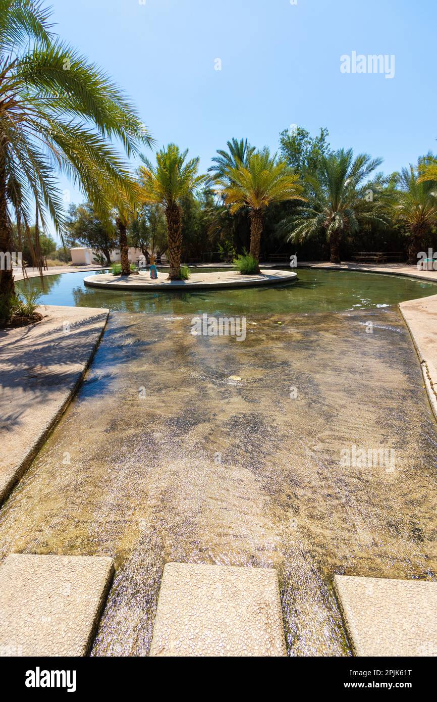 Huge pool of clear water in the heart of the desert - Einot Tzukim ...