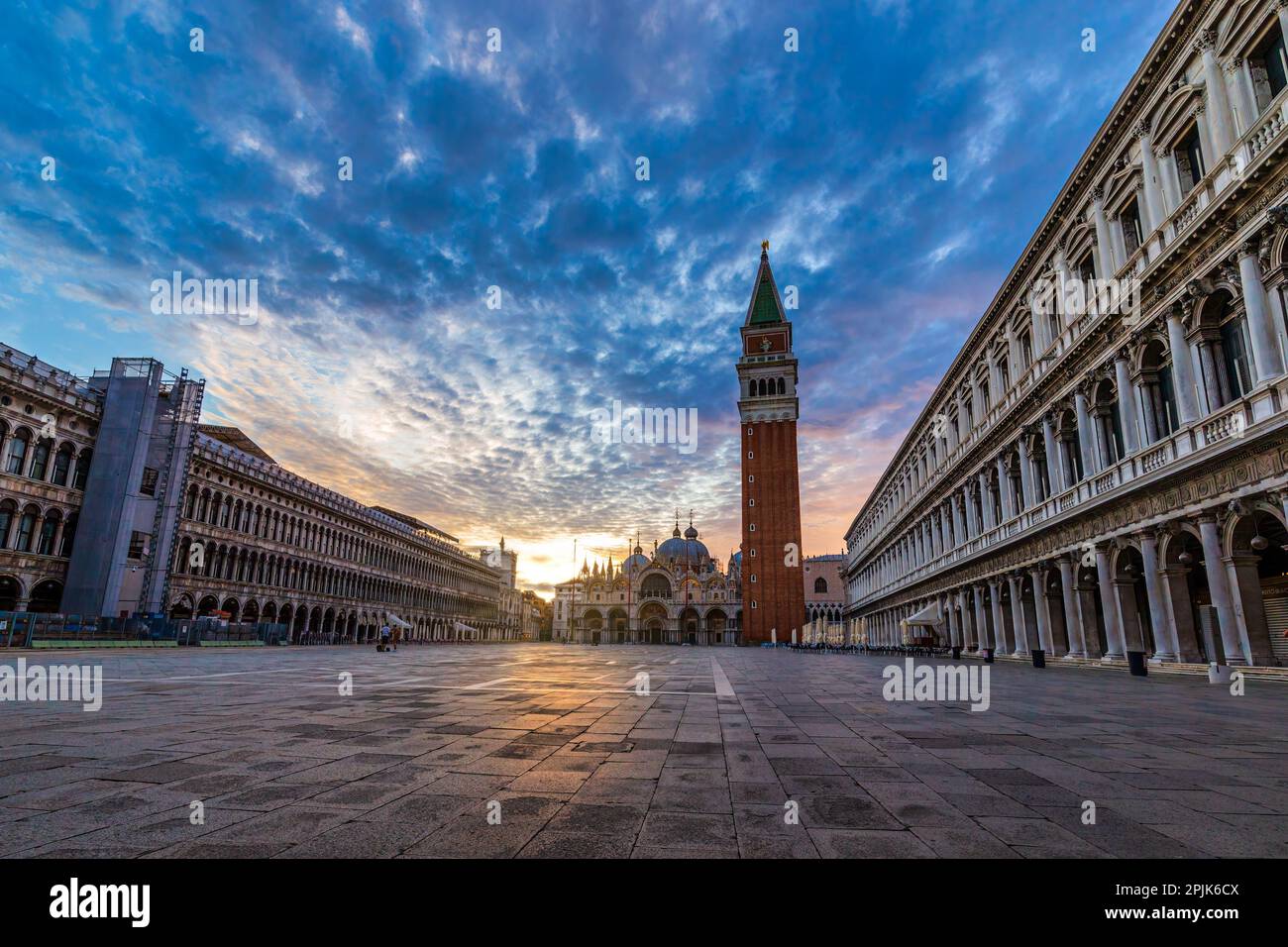 Morning palace square saint hi-res stock photography and images - Alamy