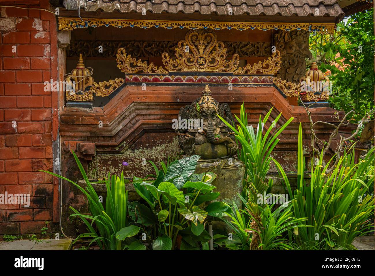 Entrance from a house with a sculpture of an Elephant from natural ...