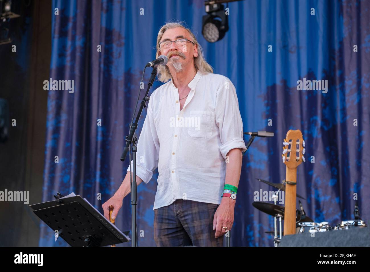 John Tams of Home Service performing at Fairport's Cropredy Convention ...