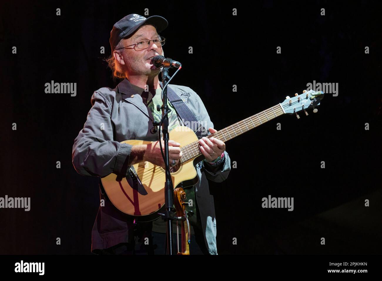 Chris leslie of Fairport Convention performing at Fairport's Cropredy ...