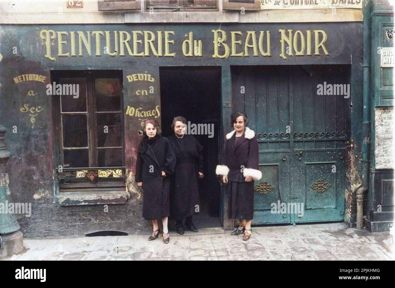 Les teinturieres de la Teinturerie du Beau Noir, Paris. Carte postale ...