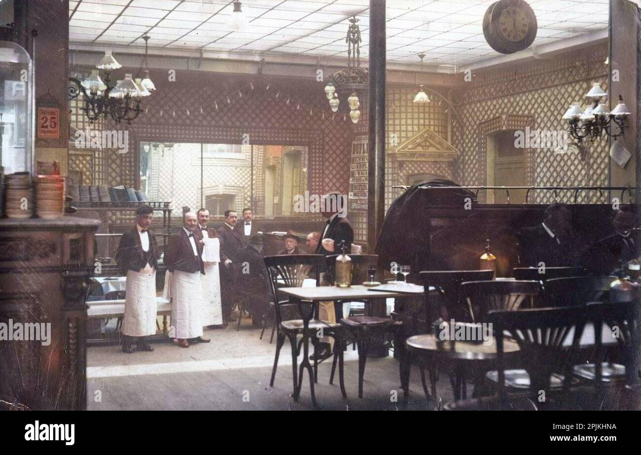 Les garcon de cafe d'un cafe restaurant, a Paris. Carte postale debut ...