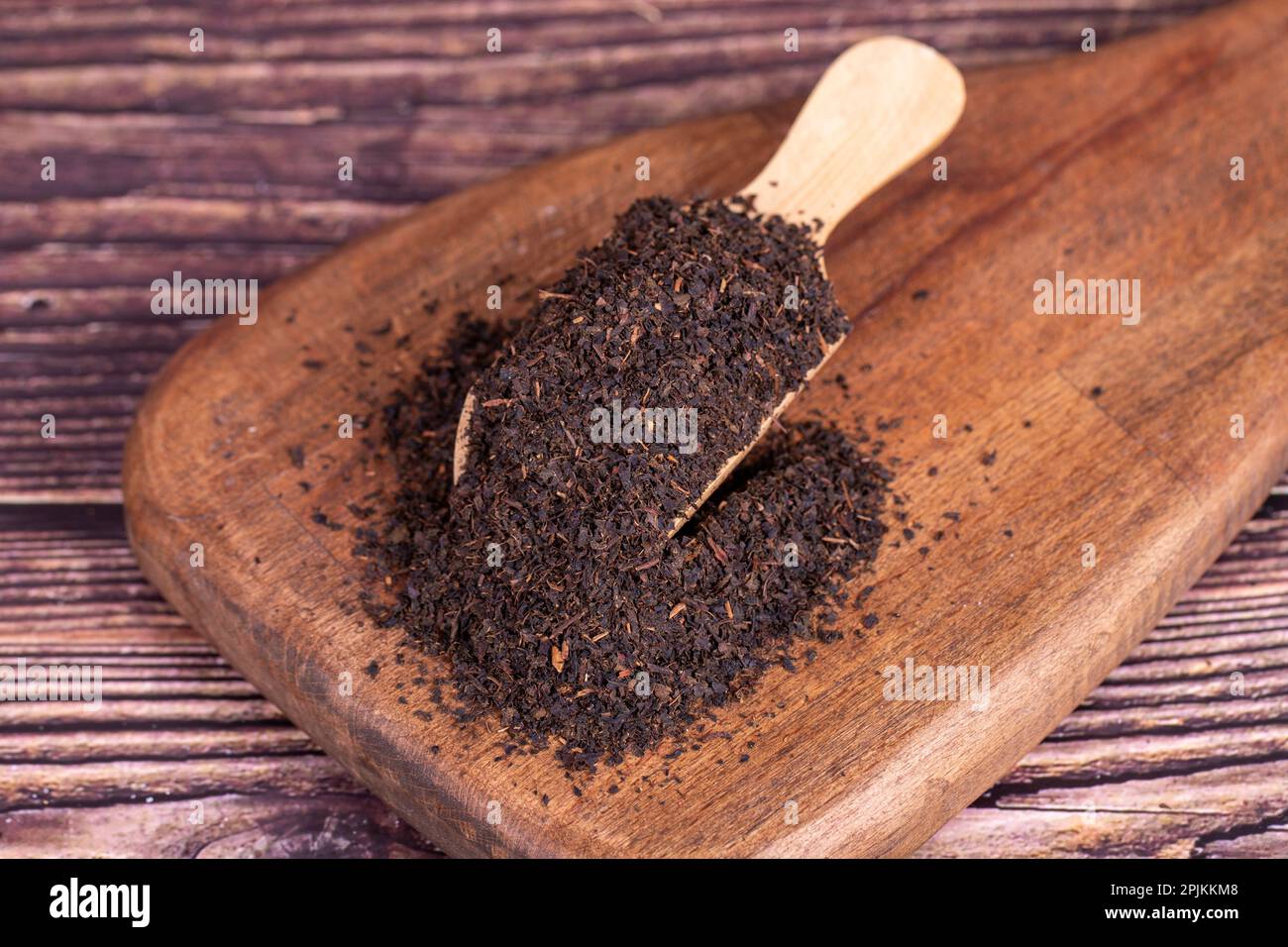 Turkish black tea. Black tea in spoon on wood background Stock Photo ...