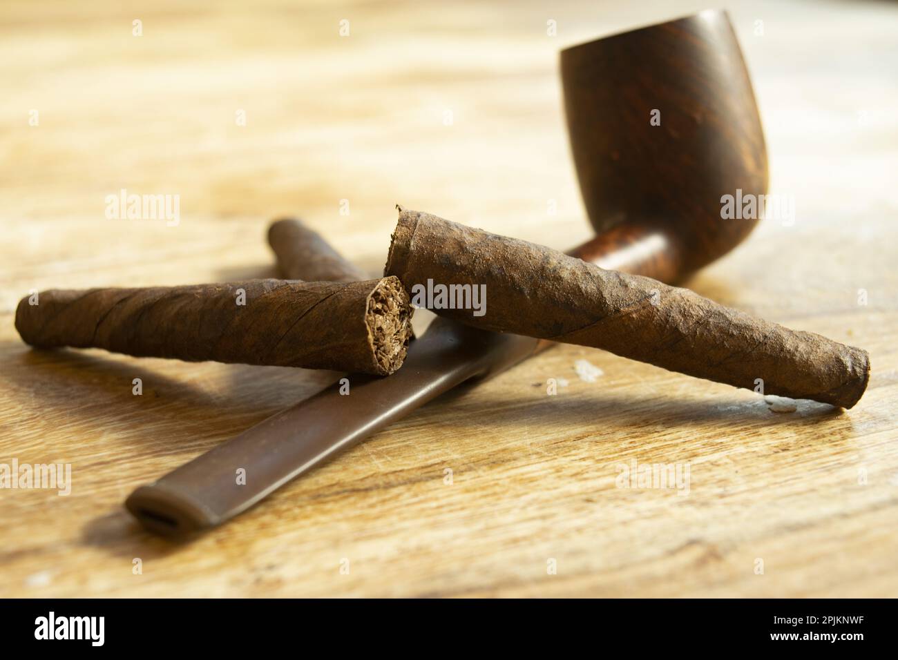 still life of an old pipe and Tuscan cigars Stock Photo - Alamy