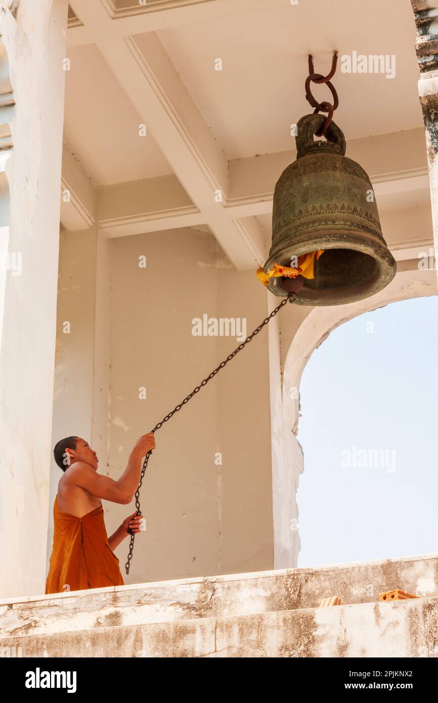 Chiang Mai, Thailand. Wat Chedi Luang. Monk ringing bell. (Editorial ...