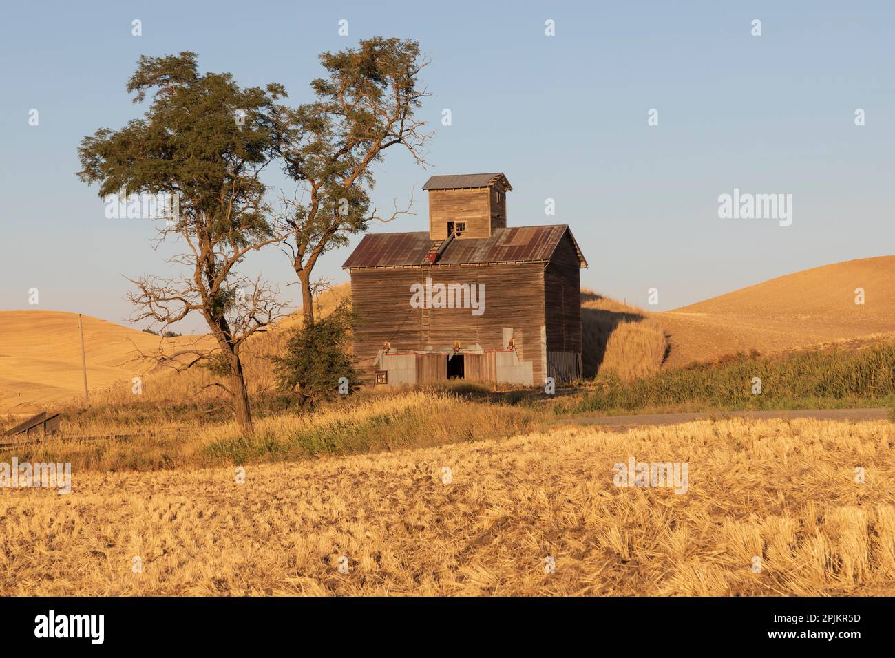 Abandoned barn silo hi-res stock photography and images - Alamy
