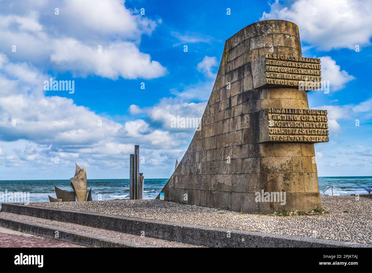 First Division US Army Memorial Les Braves statue, Omaha Beach ...