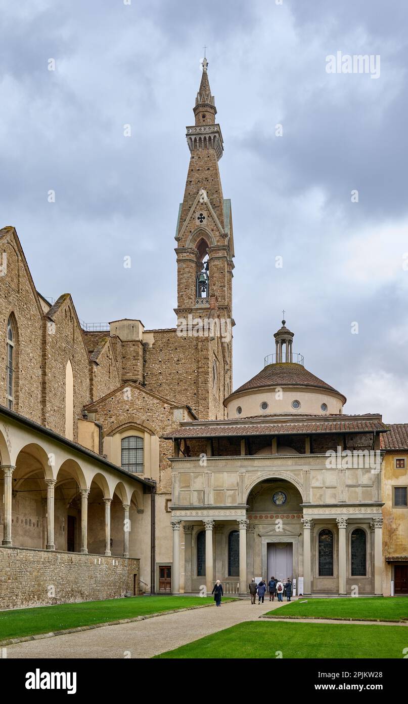 inner courtyard of Santa Croce, Basilica di Santa Croce di Firenze ...