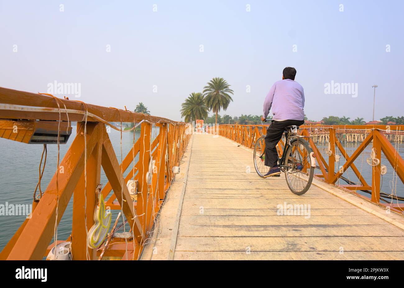 Hanging trees with water and bridge hi-res stock photography and images ...