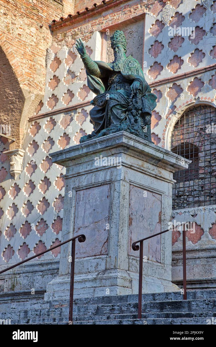 Italy, Umbria, Perugia. The bronze statue of pope Julius III in front ...