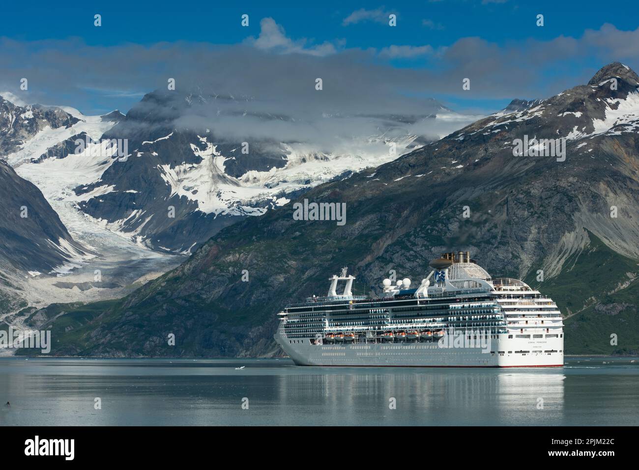 Cruise ship pauses near the mighty scenery of Johns Hopkins Inlet ...