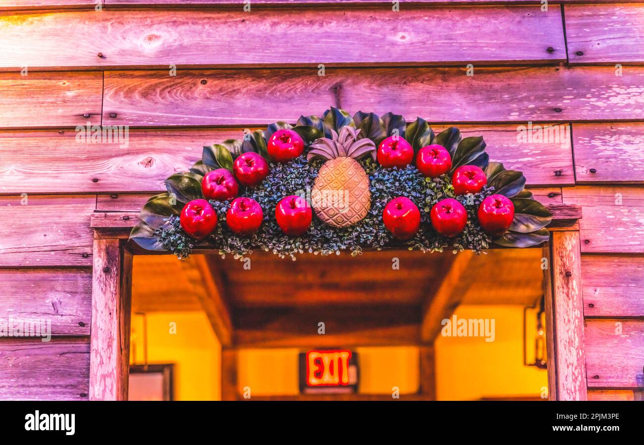 Colonial pineapple symbol hi-res stock photography and images - Alamy