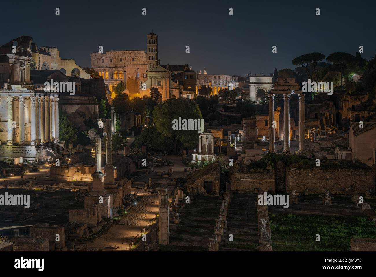 Night view of Roman Forum and the Colosseum with scenic lighting, Rome ...