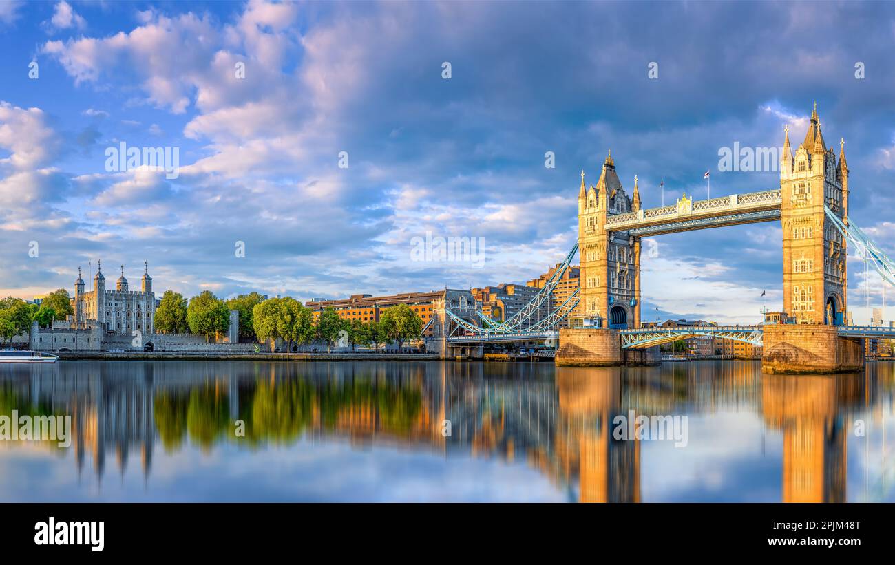 panoramic view at the famous tower bridge of london Stock Photo - Alamy