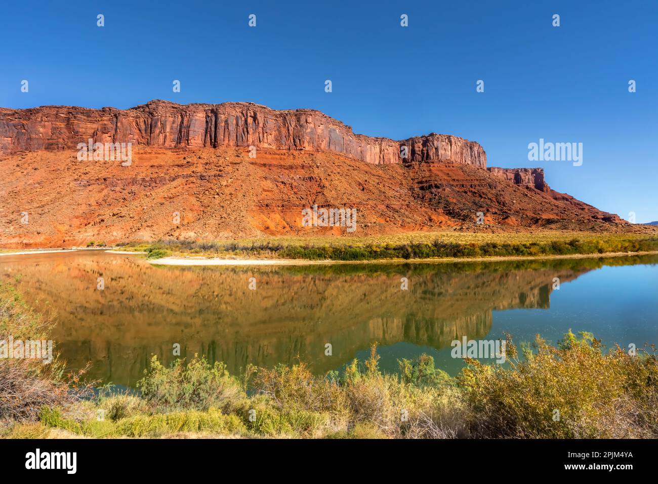 Sandy beach river access hi-res stock photography and images - Alamy