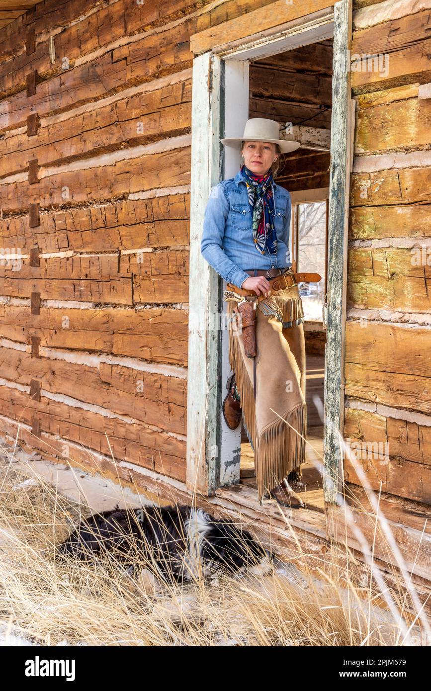 Cowboy horse log cabin hi-res stock photography and images - Alamy