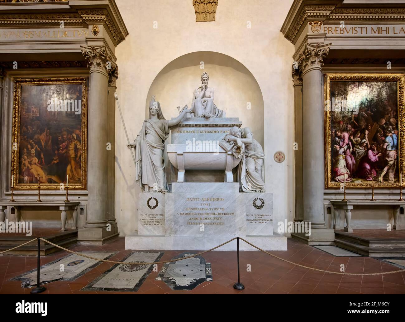 Tomb of Dante, interior shot of Santa Croce, Basilica di Santa Croce di ...