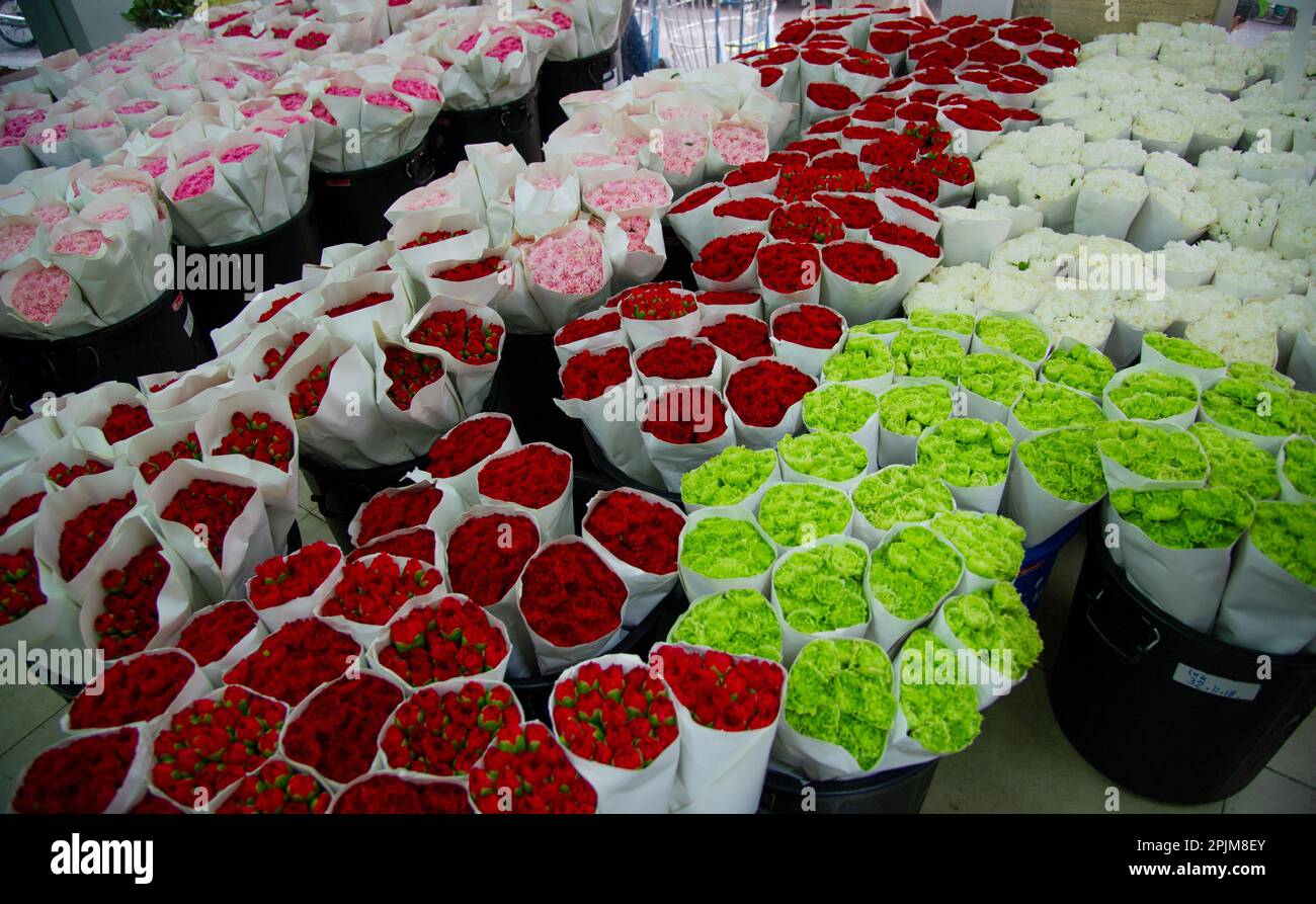 Countless colorful bouquets and many flower arrangements in the Bangkok ...