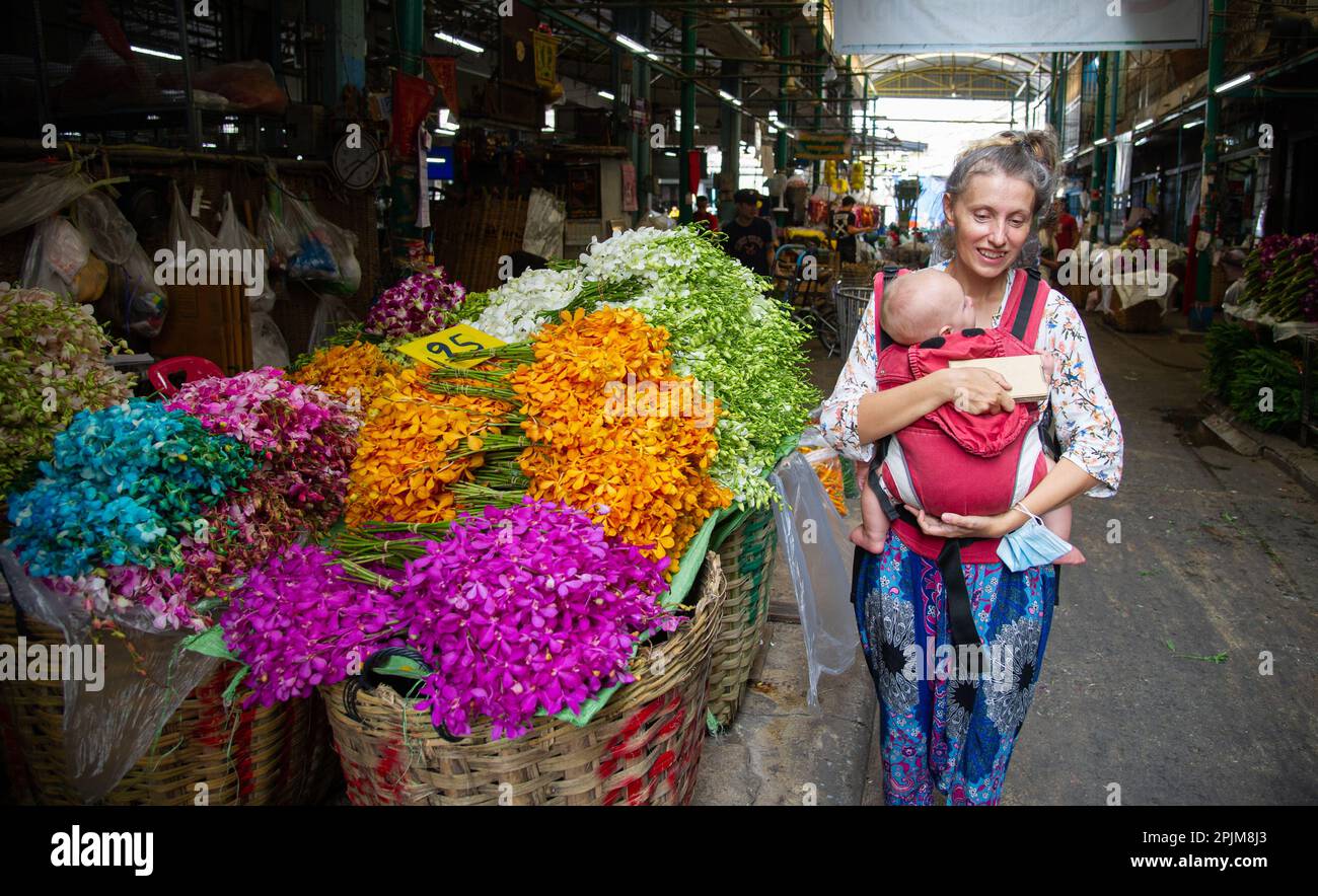 Countless colorful bouquets and many flower arrangements in the Bangkok ...